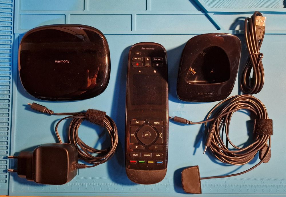 Logitech Harmony Touch und Hub (Gebraucht) in Kerzers für CHF 35 – mit Lieferung auf Ricardo kaufen