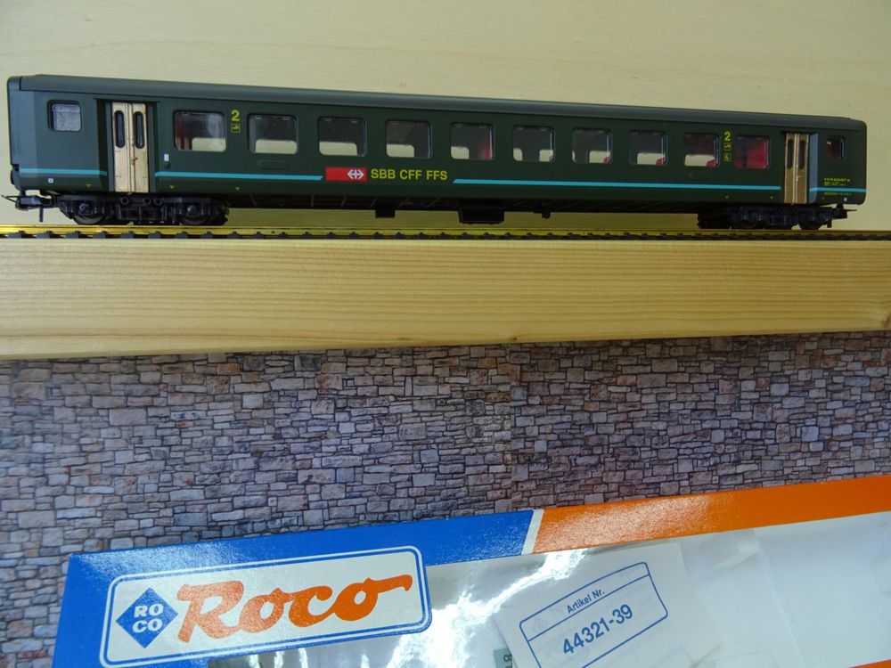 Roco: SBB Personenwagen EW 2KI. Ep.IV mit Komfortstreifen (Neu und ...