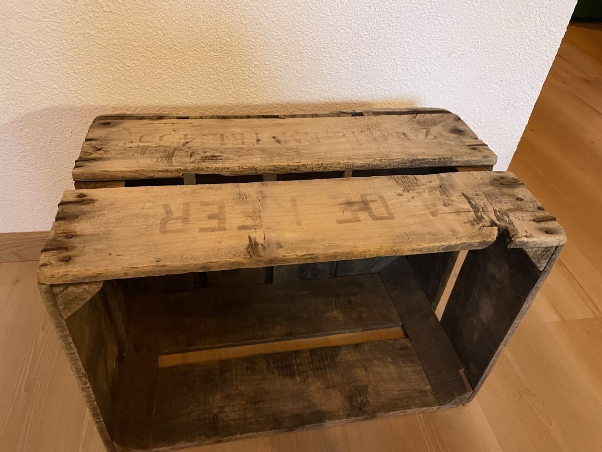 Vieille caisse en bois / M. De Keer (Défectueux) à Sorvilier pour CHF ...