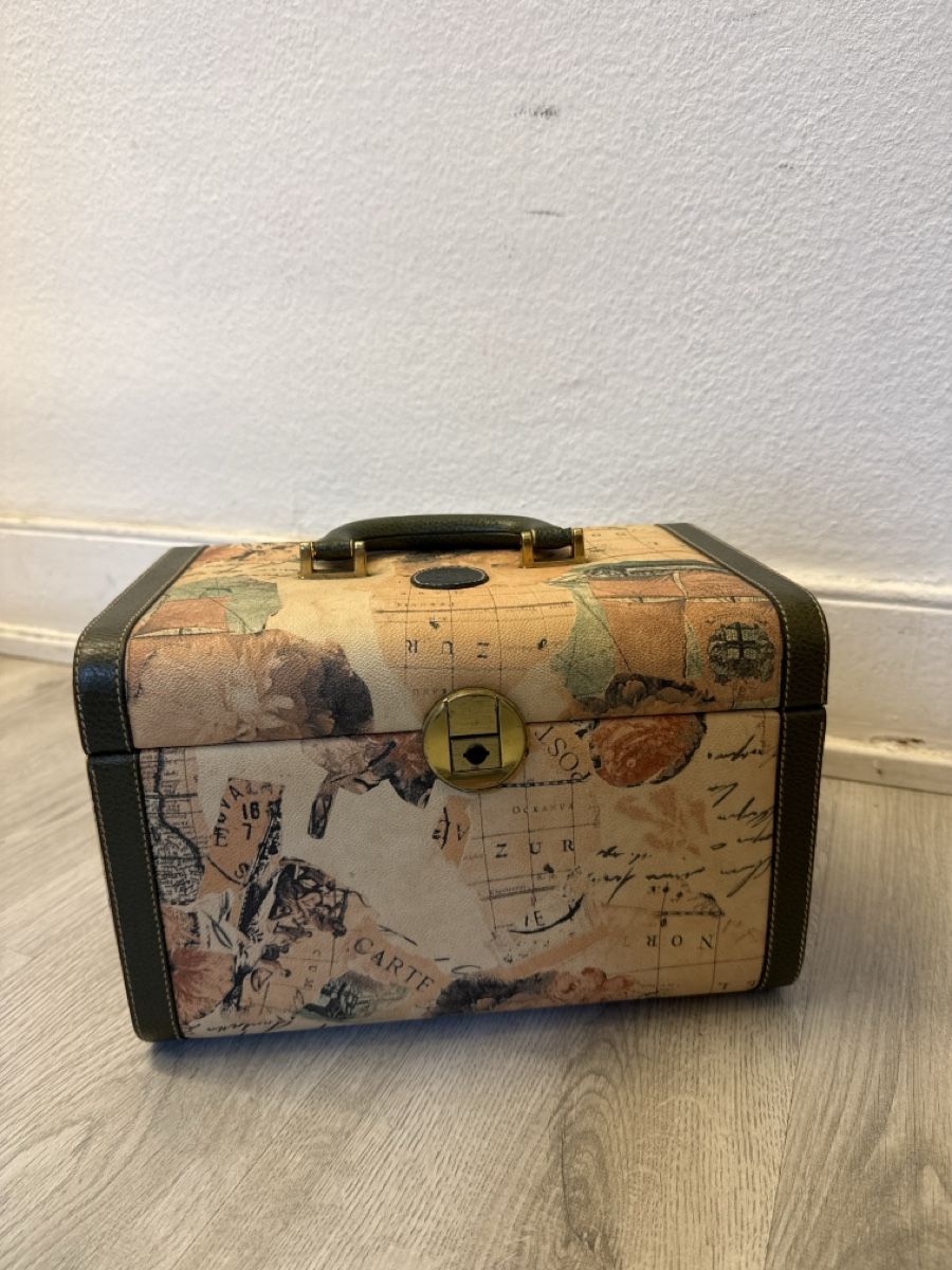 Belle boîte à bijoux vintage avec motif de carte du monde. (D'occasion ...