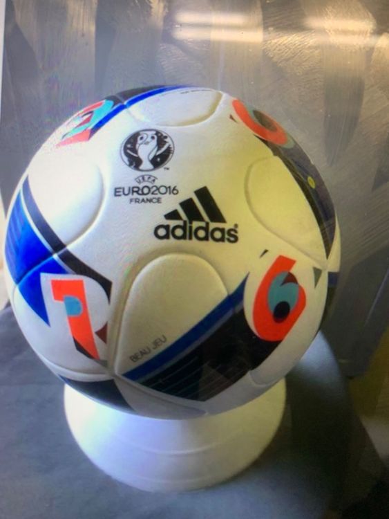 Ballon de foot euro 2016 (Neu und originalverpackt) in Saxon für CHF 34 ...