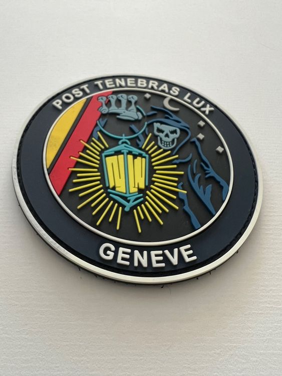 Badge Post Tenebras Lux Genève en PVC avec velcro (Gebraucht) in Chêne ...