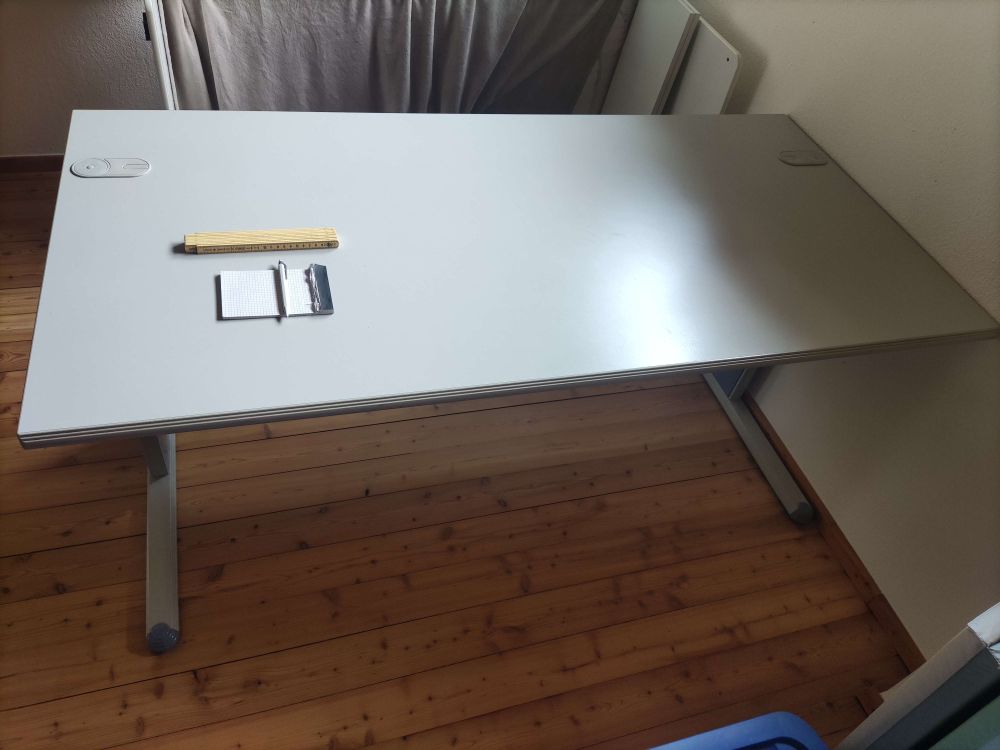 Bureau gris et metal, bon état (D'occasion) à Ollon VS pour CHF 40 ...