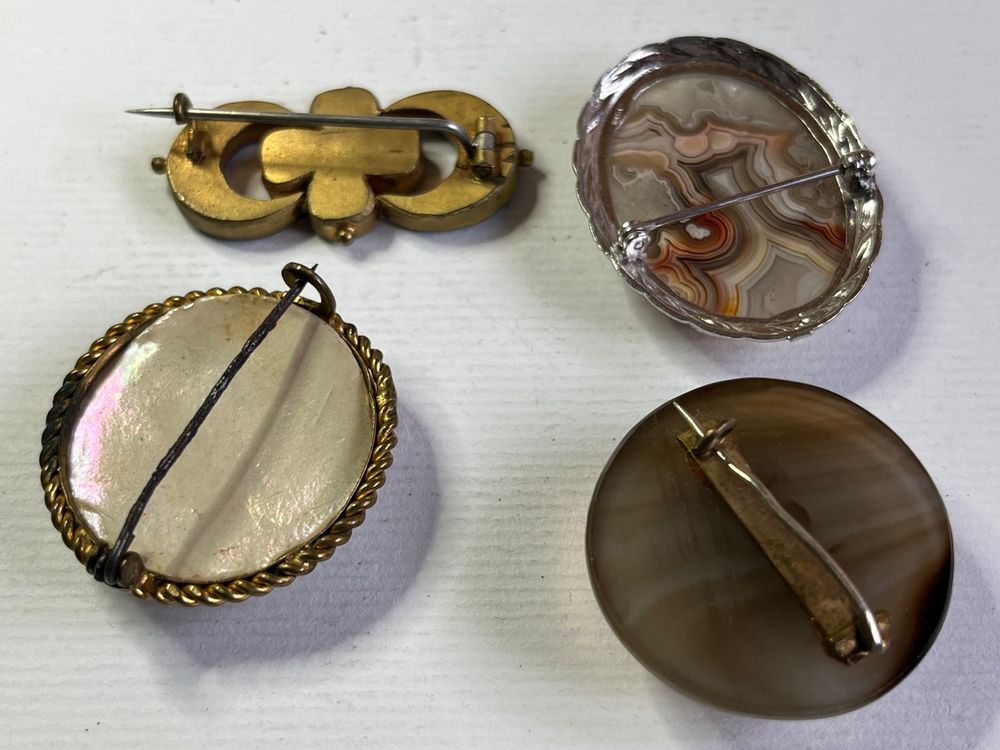 4 sehr spezielle Broschen (Gebraucht) in St. Peterzell für CHF 16 – mit ...