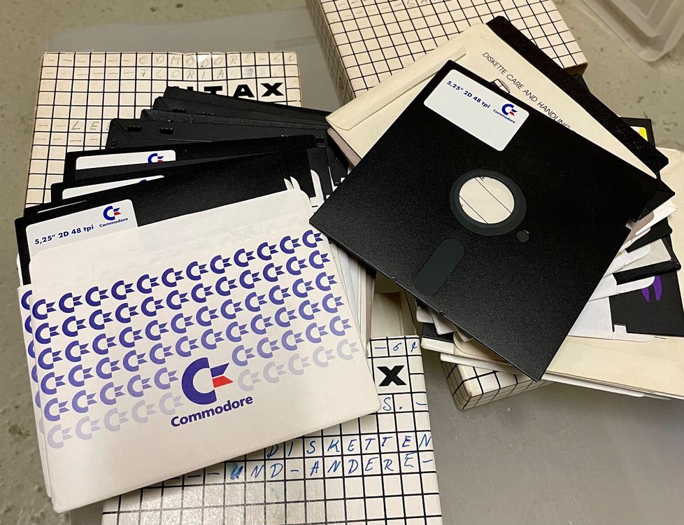 Commodore C64 Zubehör: Floppy Disk Drive, Joysticks, … (Gebraucht) in ...