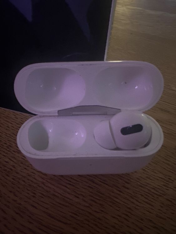 Apple Airpods Pro 1 Gen- Case und rechts 🤯😟 (Gebraucht) in Hüttikon für ...