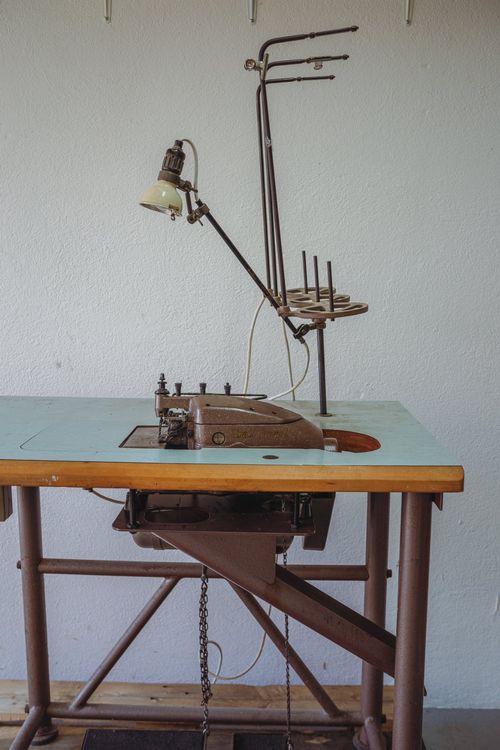 UNION SPECIAL Industrienähmaschine (Overlock) mit Tisch (Gebraucht) in ...