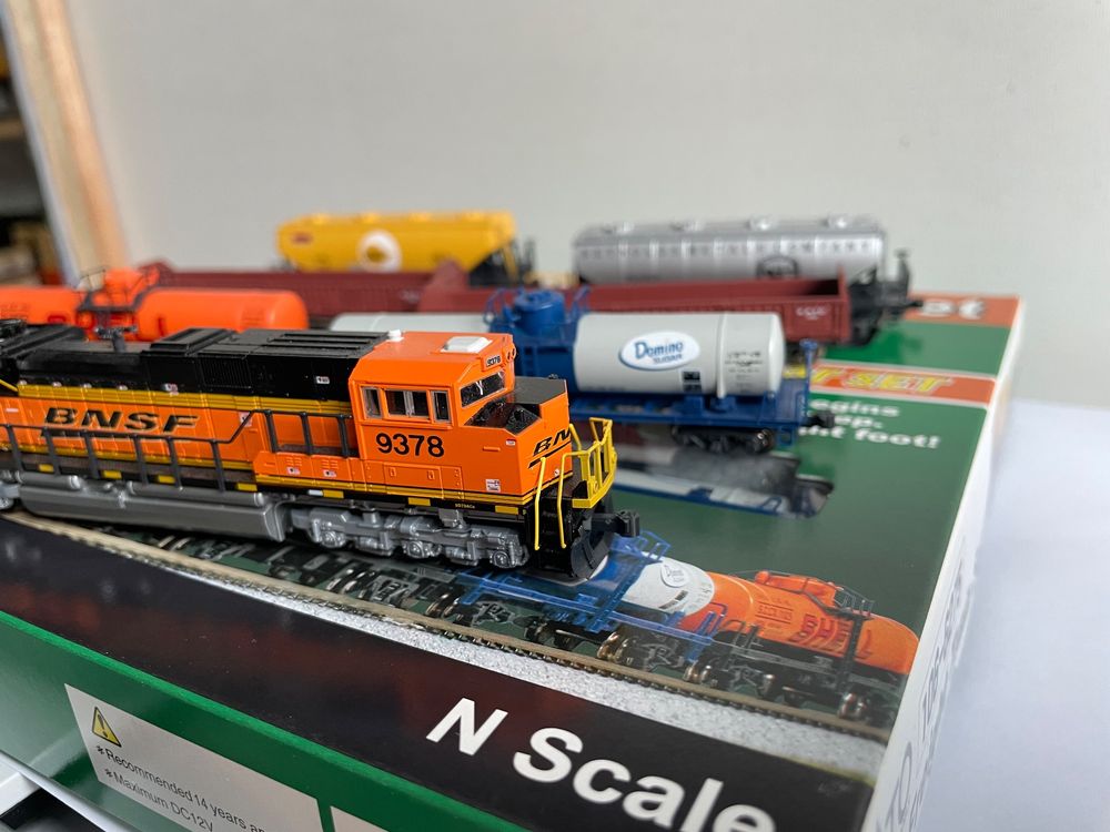 KATO USA N Zugset: 1 EMD SD70ACe, 2 Mixed Freight Train Set (Gebraucht ...