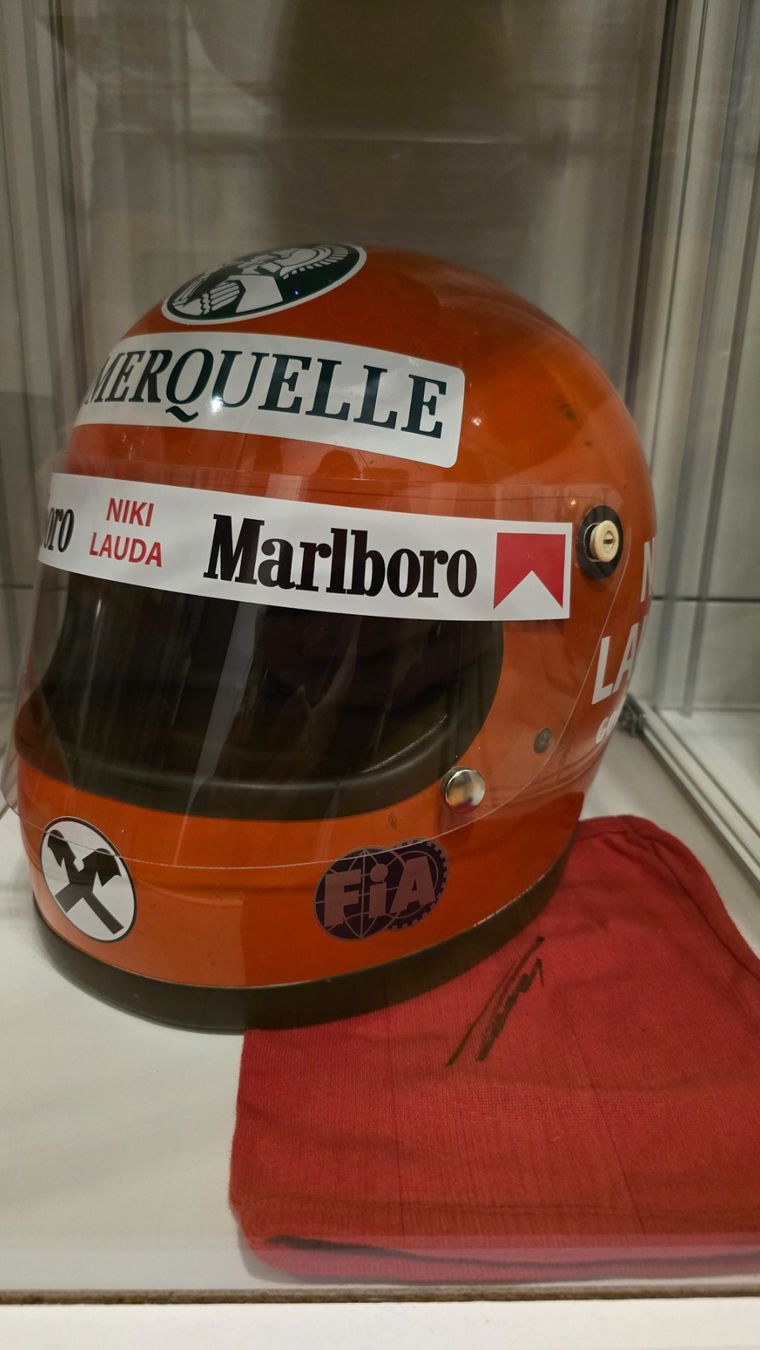 Réplique casque F1 1/1 Niki Lauda + balaclava signé (Gebraucht) in St ...