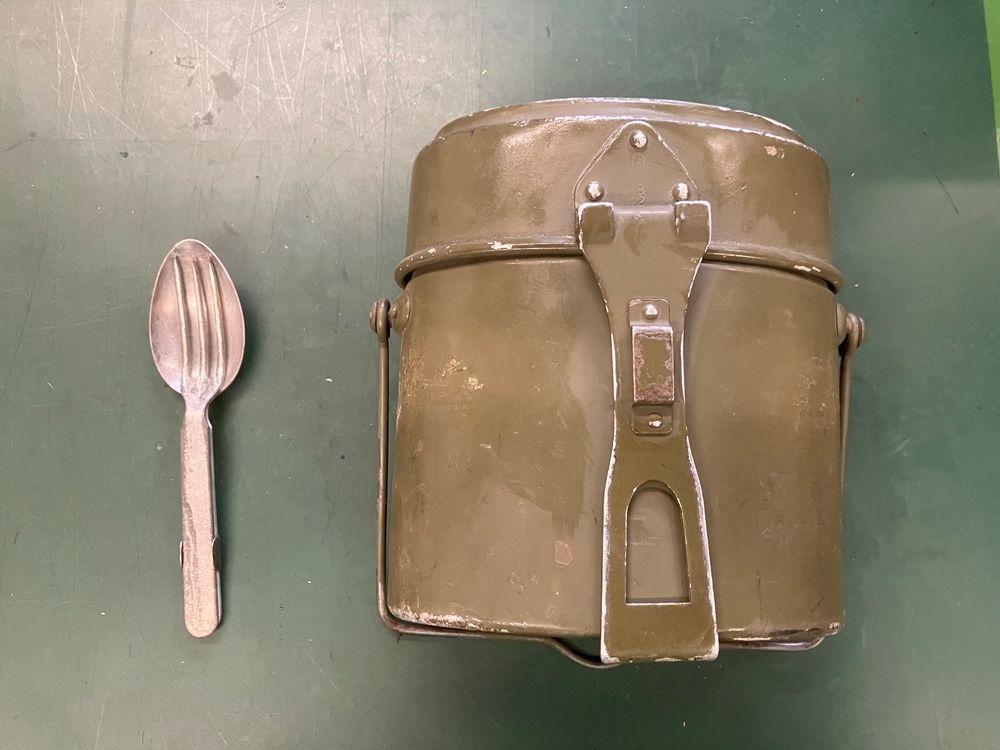 Gamelle 1942 gestempelt WKII Ordonnanz Armee mit Besteck (Gebraucht) in Gelterkinden für CHF 7 ...