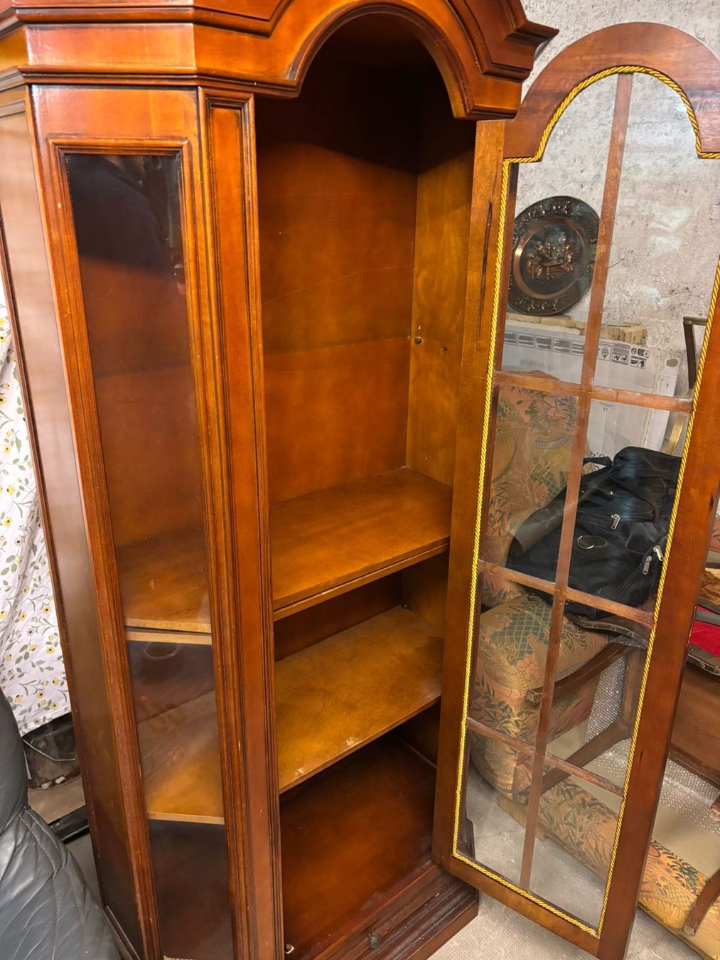 Elegant Wooden Display Cabinet with Glass Door – Classic (Gebraucht) in ...