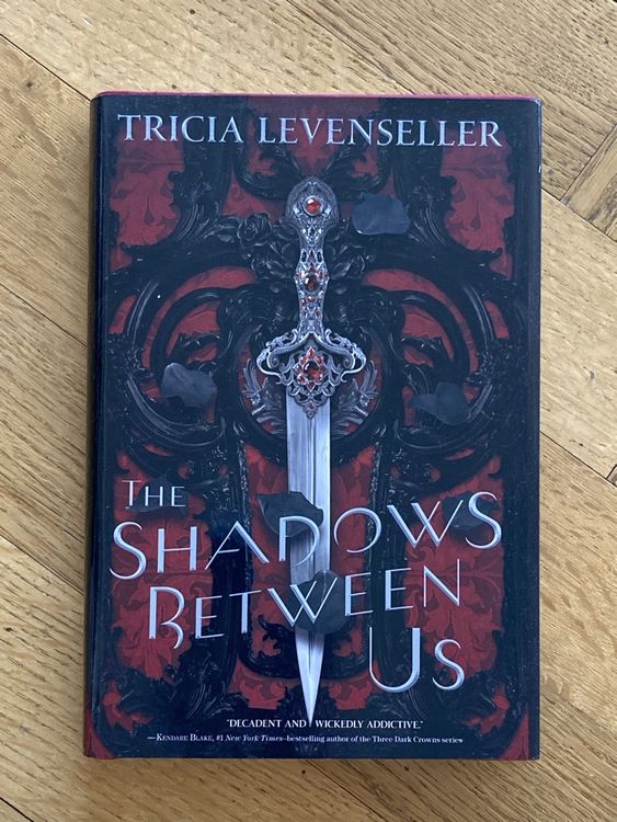 The shadows between us von Tricia Levenseller | Kaufen auf Ricardo
