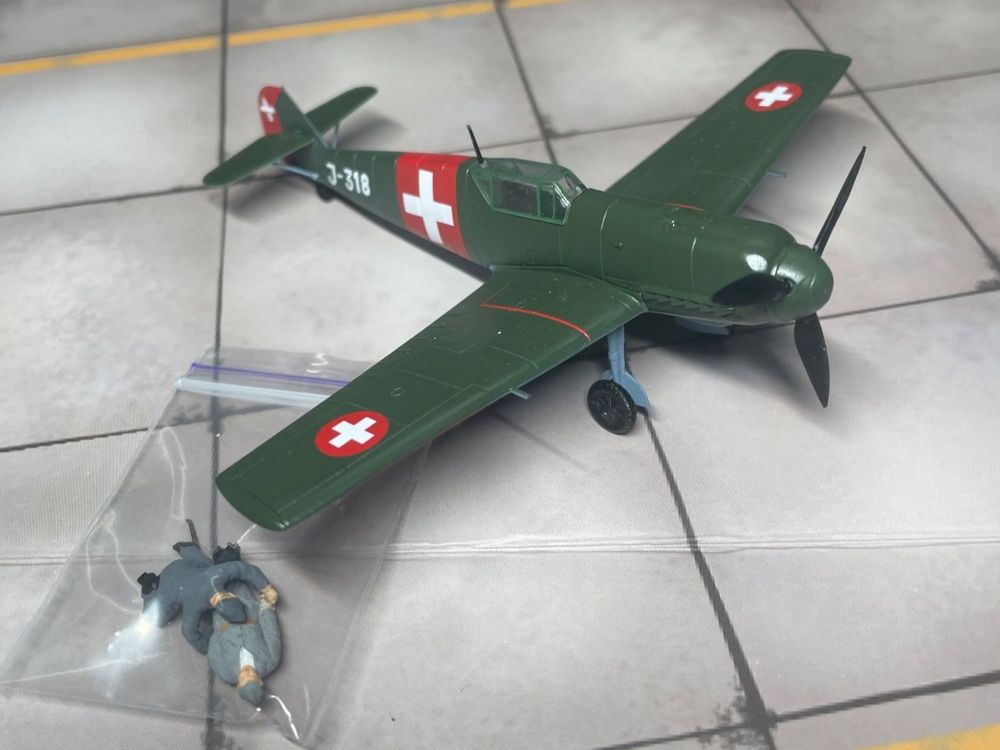 Messerschmitt Me 109E Schweiz J-318 1940 1/87 mit 2 Figuren (Neu und originalverpackt) in ...