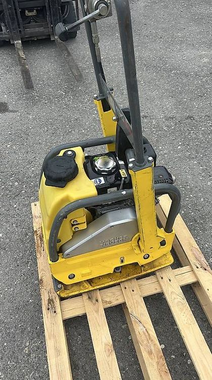 Wacker vibroplatte 100kg Reversierbar (Gebraucht) in Menziken für CHF 2500 – nur Abholung auf ...