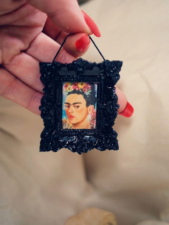 Miniatur-Porträt von Frida Kahlo im schwarzen Barockrahmen (Neu (gemäss ...
