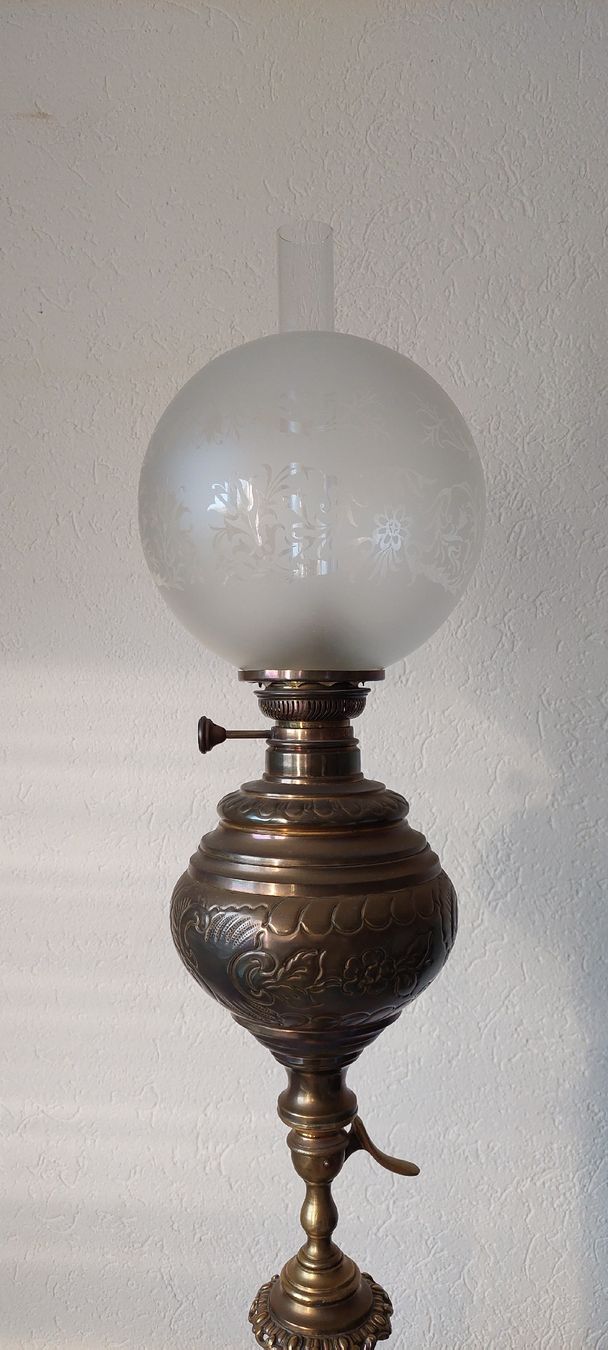 Lampe ancienne à pétrole avec table d'appoint, bronze (Gebraucht) in ...