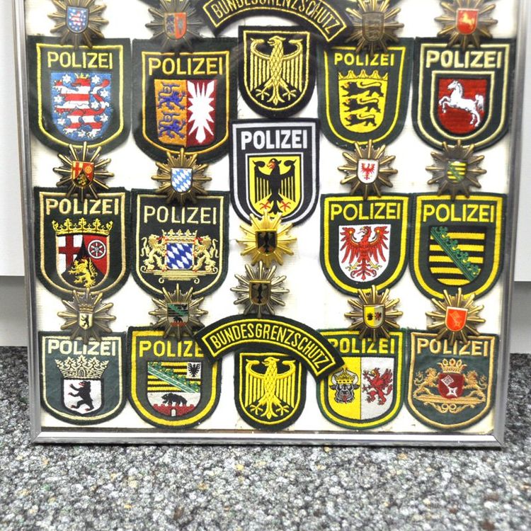 Konvolut von Polizeiabzeichen gerahmt hinter Glas (Gebraucht) in Uerkheim für CHF 100 – mit ...