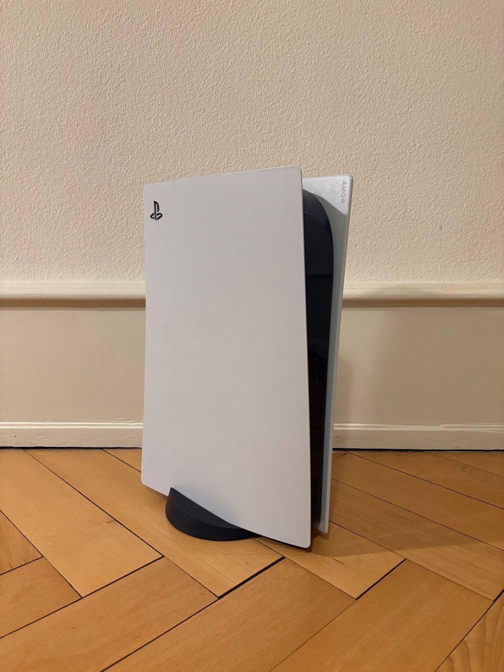 Sony Playstation 5 inkl. 2 DualSense Wireless-Controller (Gebraucht) in ...