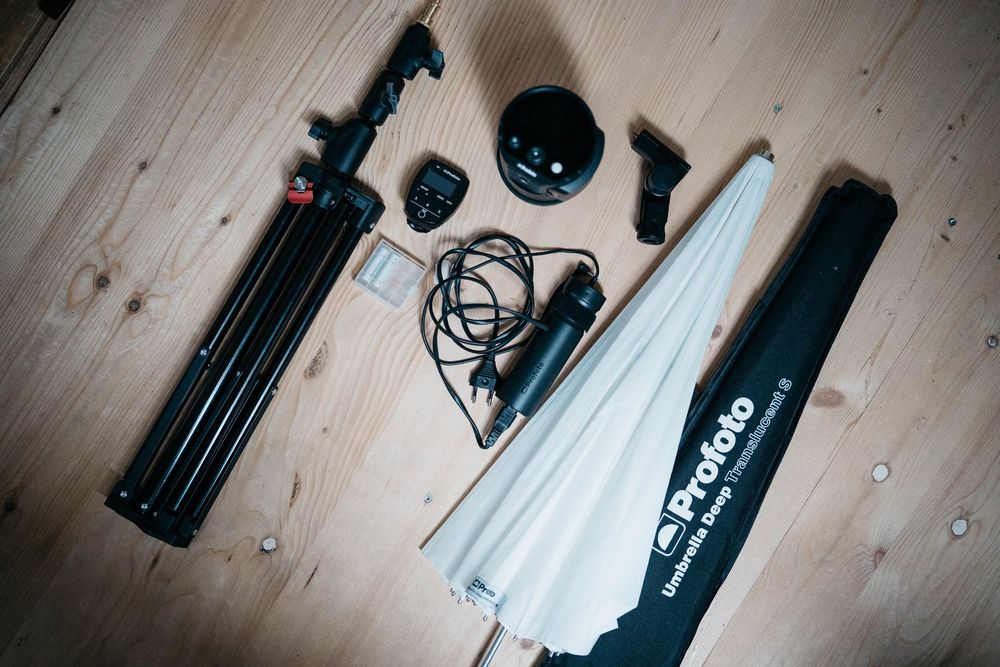 Profoto B10 Studioblitz mit Sender Sony, Schirm + Stativ (Gebraucht) in ...