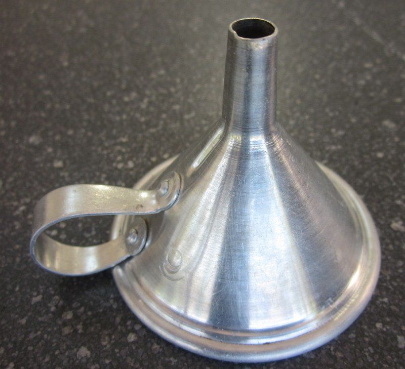 Alter Aluminium -Trichter, Durchmesser 6 cm, mit Alu-Henkel (Gebraucht ...