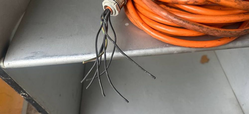 über 10m PurPur Kabel inkl 5 Poliger Stecker (Gebraucht) in Necker für ...