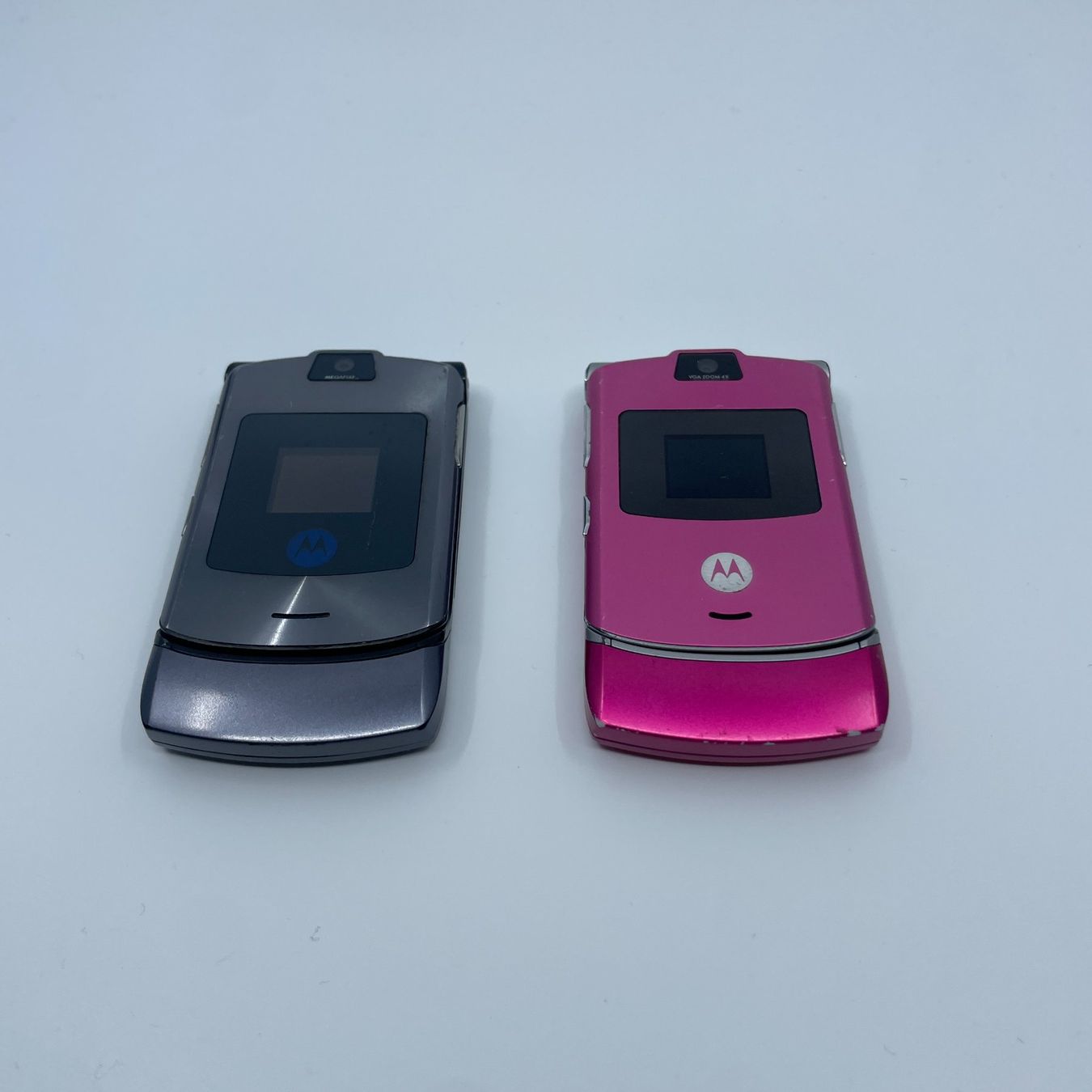 Motorola Razr V3: Zwei kultige Klapphandys im Set! (Gebraucht) in ...