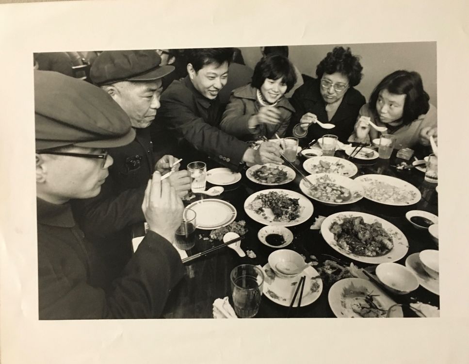 China, Shanghai, Lunch for Workers - by Robin Laurance (Gebraucht) in ...
