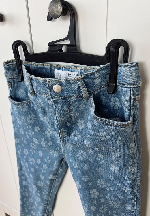 Zara 110 Jeans für Mädchen, Blau, Blumen (Gebraucht) in Burgdorf für CHF 12 – mit Lieferung auf ...