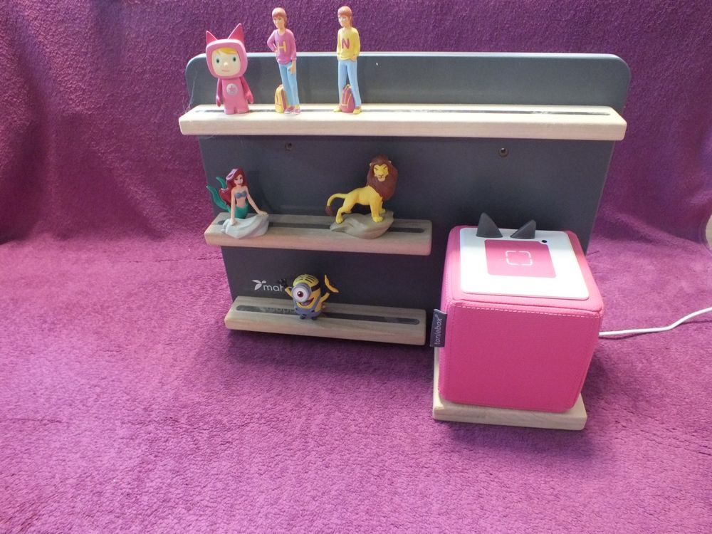 Toniebox Starterset + 6 Tonies Figuren + Regal Top ! (Gebraucht) in ...