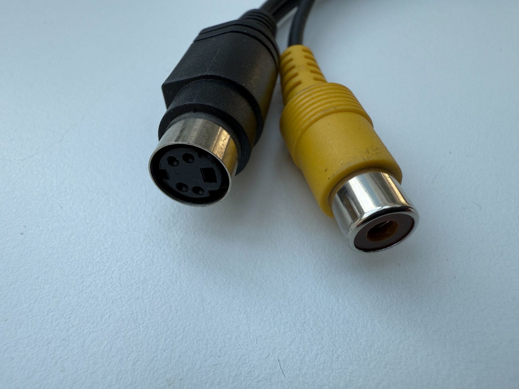 8-pin mini DIN Stecker auf S-Video (f) und Cinch Video (f) (Neu (gemäss ...