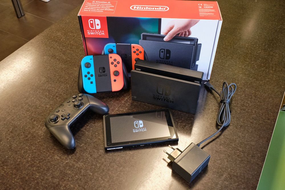 Nintendo Switch + Extra-Controller (Gebraucht) in Zürich für CHF 210 ...