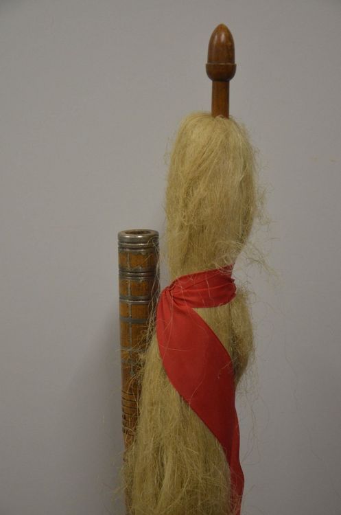 Antiker Ständer zum Spinnrad mit Flachs und Zinkeinlagen (Gebraucht) in ...