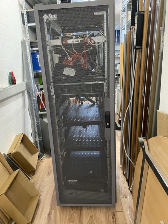 Sun StorEDGE Server Rack mit Netgear Switch und Zubehör (Gebraucht) in ...