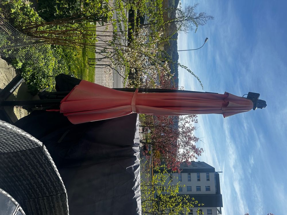 Gartenschirm Rot 320 cm mit LED und Solarpanel – 80 CHF (Gebraucht) in Goldach für CHF 80 – nur ...