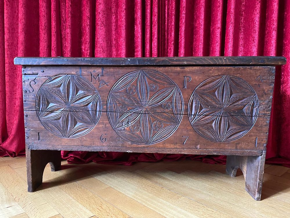 COFFRE DE MARIAGE EN BOIS MASSIF SCULPTÉ DE 1671 (Gebraucht) in Fribourg für CHF 900 – nur ...