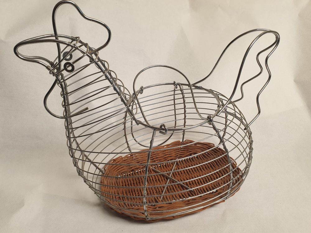Panier à œufs en fil chromé en forme de poule / fond osier | Kaufen auf ...