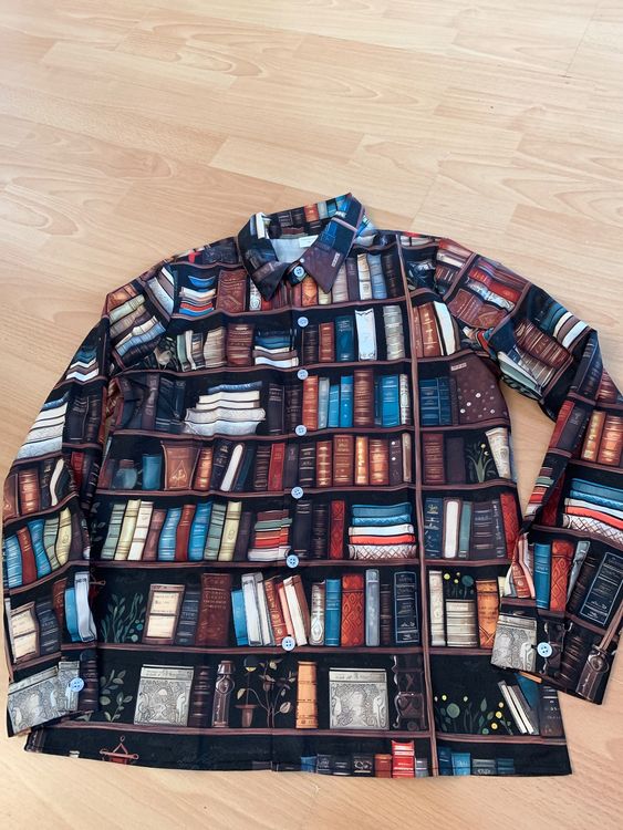 Chemise originale motifs livres taille S (D'occasion) à MEYRIN pour CHF ...