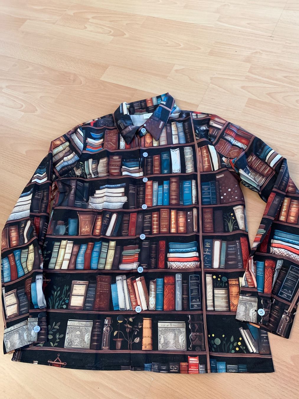 Chemise originale motifs livres taille S (D'occasion) à MEYRIN pour CHF ...