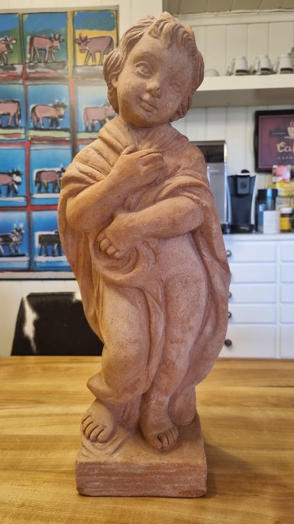Grosse Terracotta Figur "kleiner Junge" 50cm hoch (Gebraucht) in Reichenburg für CHF 17 – mit ...