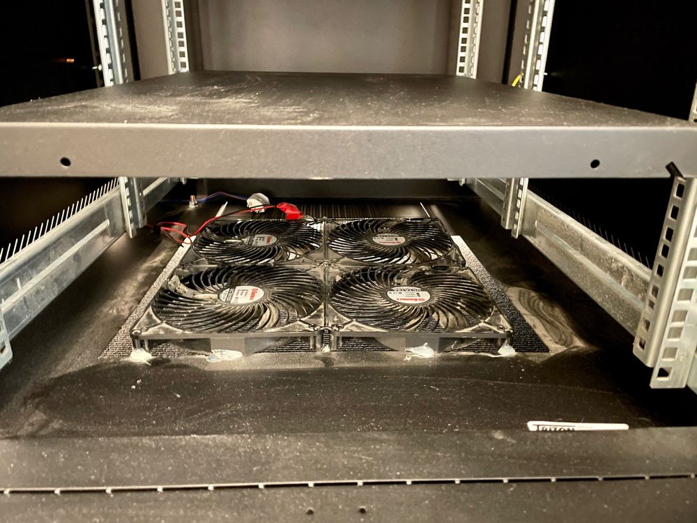 Serverschrank Triton Delta S 800x900: 19" Schrank, 22HE (Gebraucht) in ...