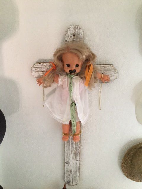 Barbie crucifix - oeuvre d'art contemporain | Kaufen auf Ricardo