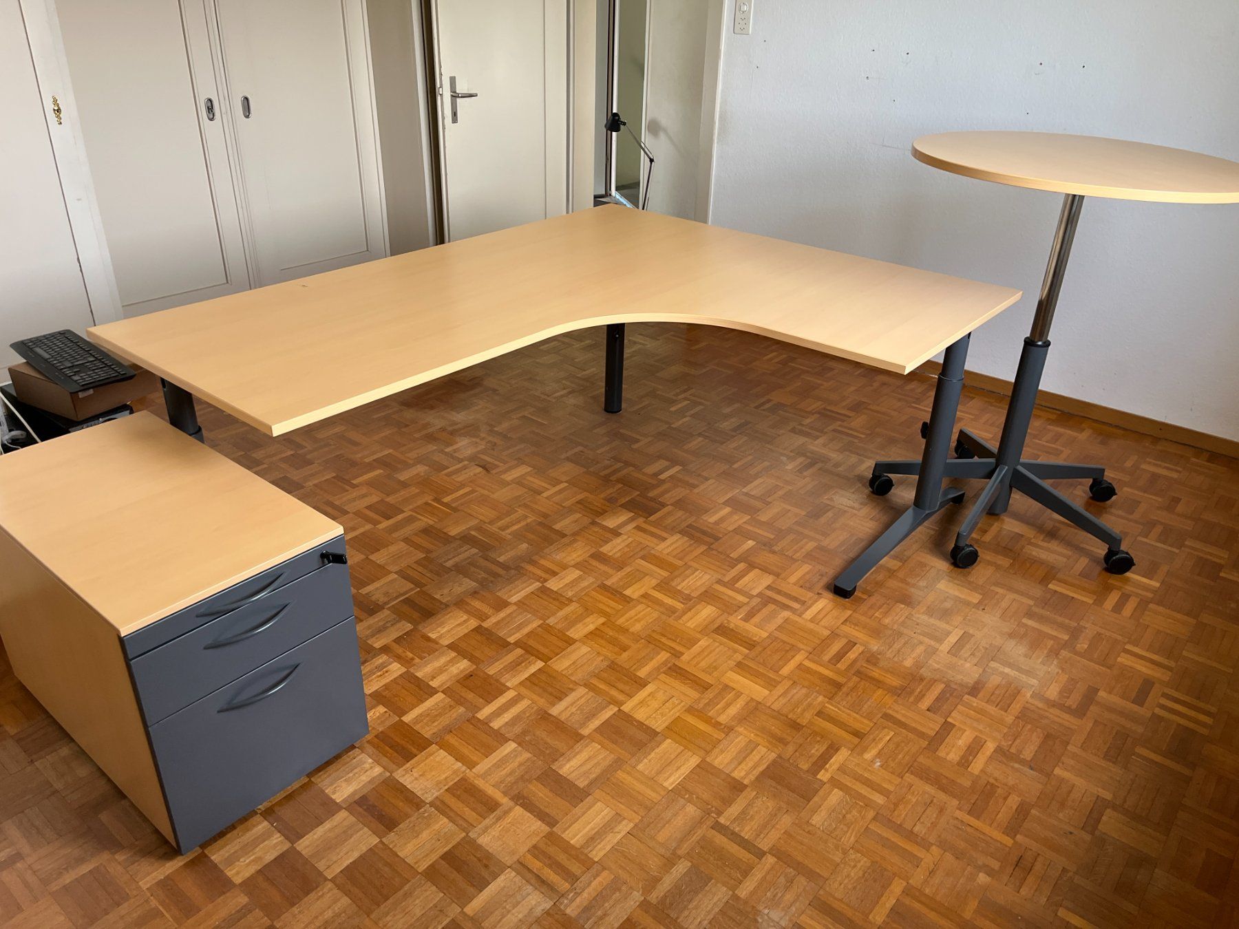 Steelcase Stehtisch höhenverstellbar auf Rollen (D'occasion) à Uster ...