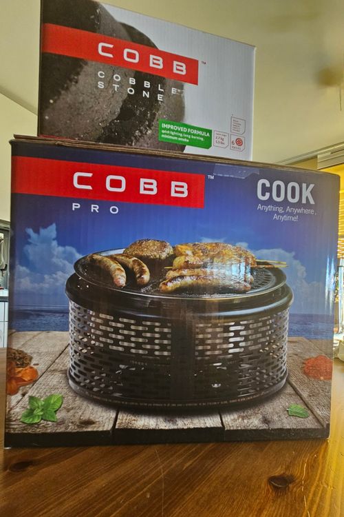 COBB Pro Tischgrill und 1 Packung Cobble Stone Briketts (Gebraucht) in ...