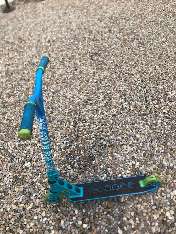 Micro Scooter Trixx 2.0 rainbow blue (Gebraucht) in für CHF 40 – nur ...