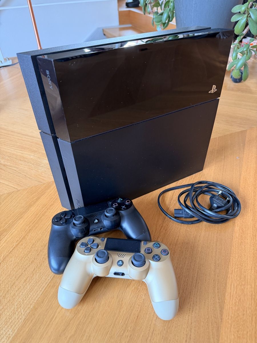 Sony Playstation 4 (PS4) inkl. 2 Controller - Top Zustand! (Gebraucht ...