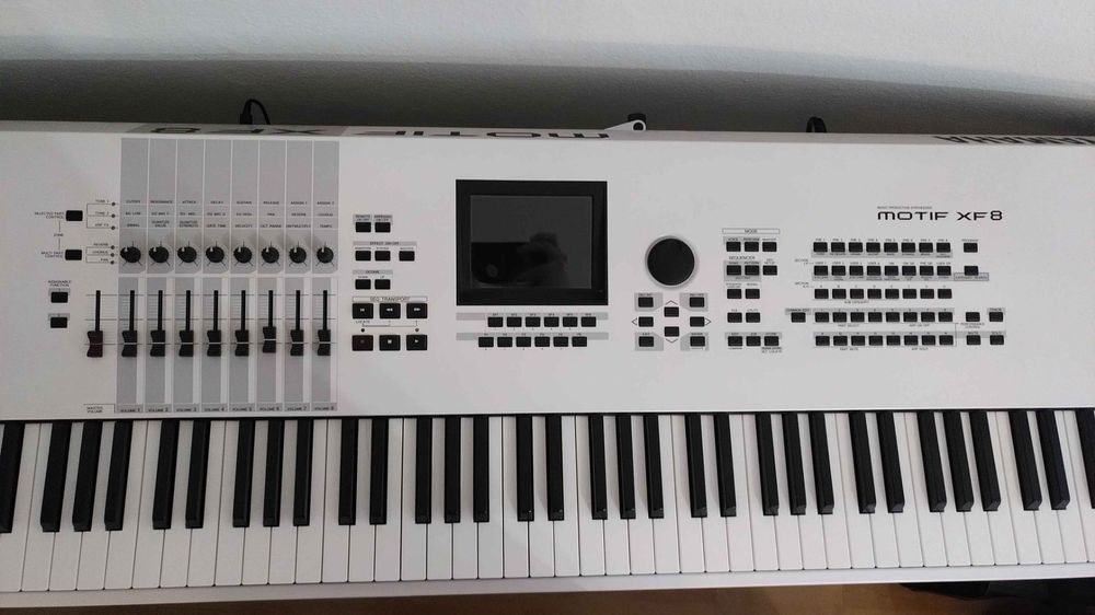 Yamaha Motif XF8 White Workstation + Support Roland KS-J8 (Gebraucht ...