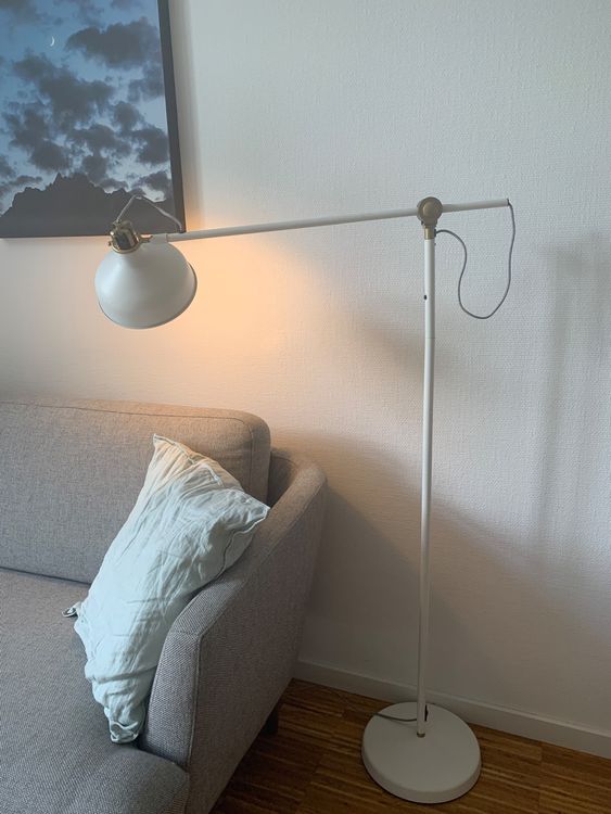 Schöne und praktische weisse Stehlampe (Gebraucht) in Au ZH für CHF 10 – nur Abholung auf ...