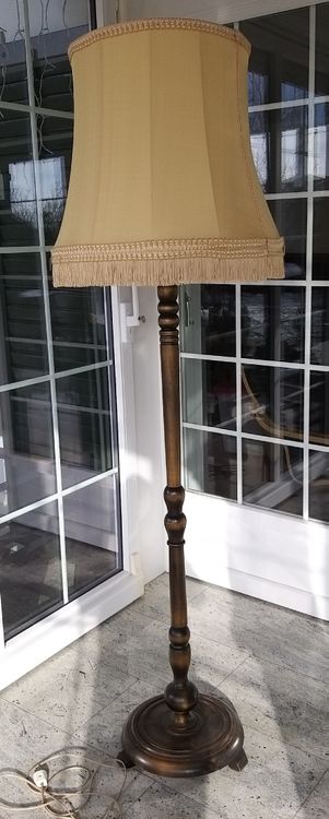 Antike Stehlampe mit Schirm (Gebraucht) in Obfelden für CHF 2 – nur Abholung auf Ricardo kaufen