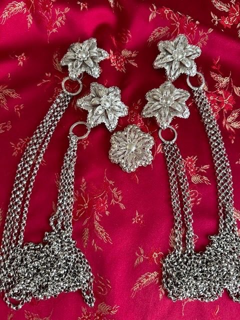 Tracht, Trachtenschmuck, Berner Tracht (Gebraucht) in Hindelbank für CHF 250 – mit Lieferung auf ...