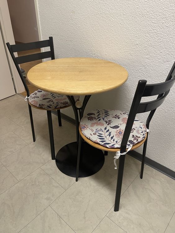 Runder Tisch mit zwei Stühlen (Gebraucht) in Kloten für CHF 50 – nur ...